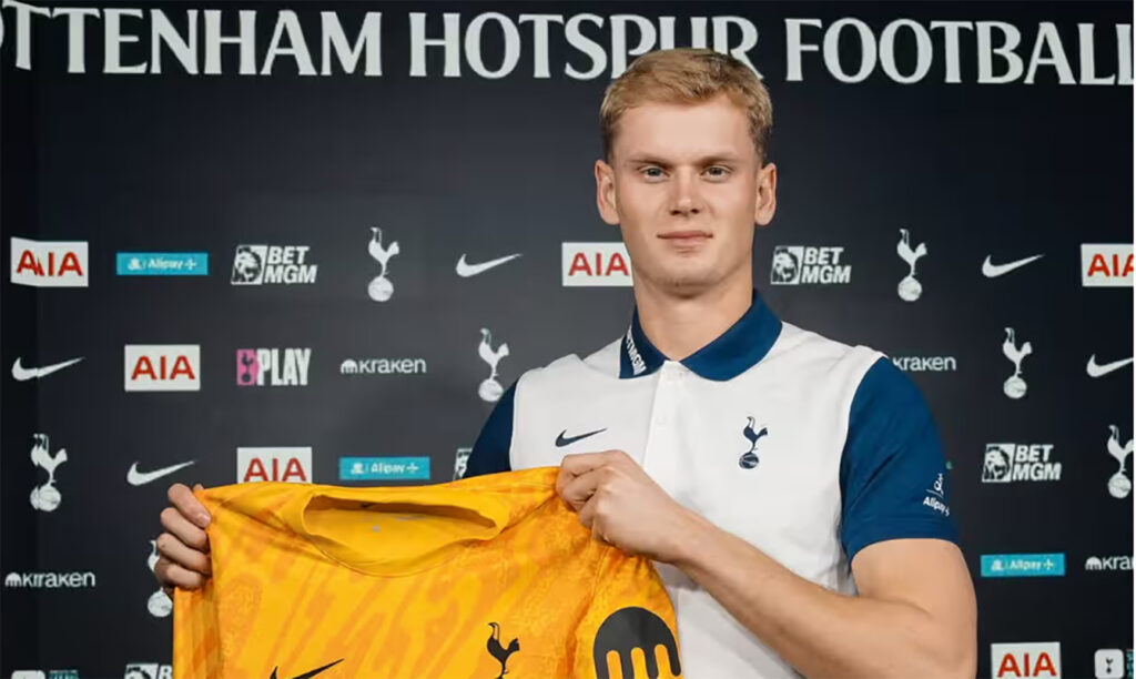 Tottenham sign Czech goalkeeper Kinsky - SportsDesk