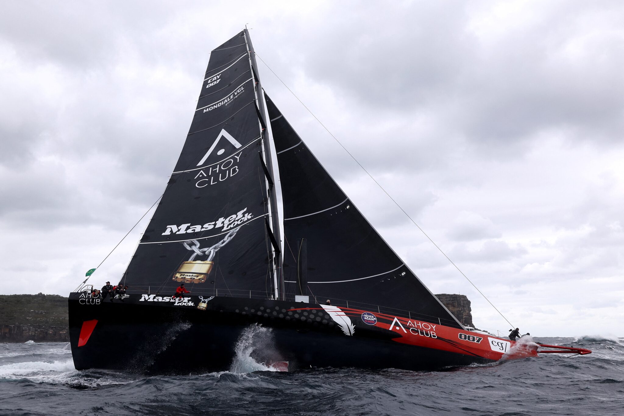 Master Lock Comanche takes early lead in Rolex Sydney Hobart as 14 ...