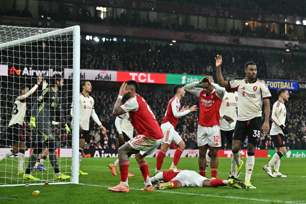 Arsenal miss chance to stretch lead in Liverpool stalemate